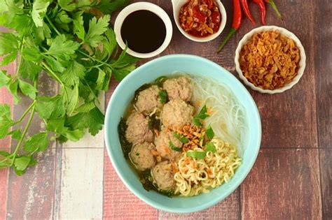 Bakso 유명한 전통적인 인도네시아 길거리 음식 삼발 간장 소스와 튀긴된 샬 롯 국수와 미트볼 당면에 대한 스톡 사진 및 기타 이미지 Istock