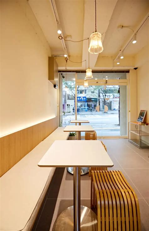 베이지톤 따뜻한 분위기의 10평 디저트카페 인테리어 관악구 봉천동