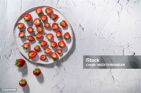 소박한 하얗게 칠해진 배경에 흰색 접시에 반 컷 딸기 과일 0명에 대한 스톡 사진 및 기타 이미지 0명 개체 그룹 건강한 식생활 Istock