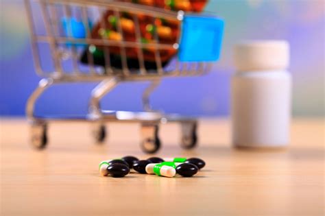 구매 및 쇼핑 의학 개념 다양한 캡슐 정제 및 상점 트롤리에 약 헬스케어를 위한 창의적인 아이디어 0명에 대한 스톡 사진 및 기타 이미지 Istock