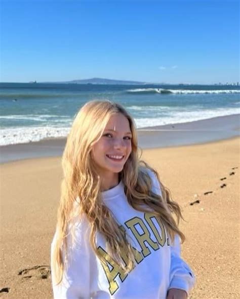 Juliana Rreactgirls1