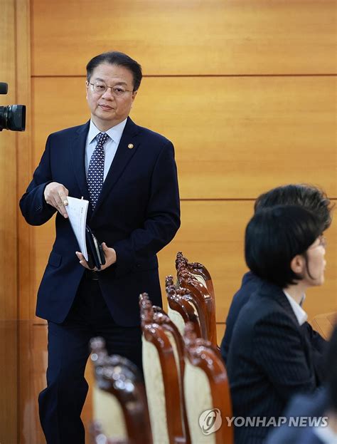 행정전산망 대책 회의 참석하는 국무조정실장 연합뉴스