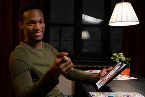 Illustratore Di Tiro Medio Che Disegna Su Tablet Foto Gratis