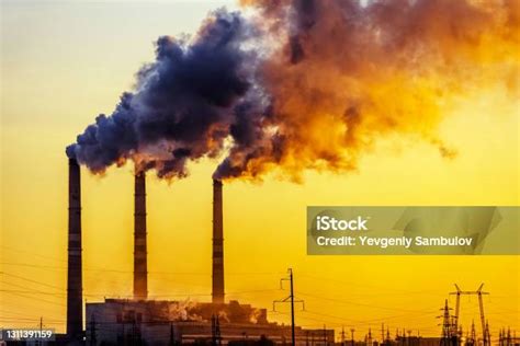 산업 도시 위에 일몰 공장 굴뚝 연기 환경 및 대기 오염의 환경 문제 기후 변화 환경 재해 하늘은 독성 물질로 연기가 자욱합니다