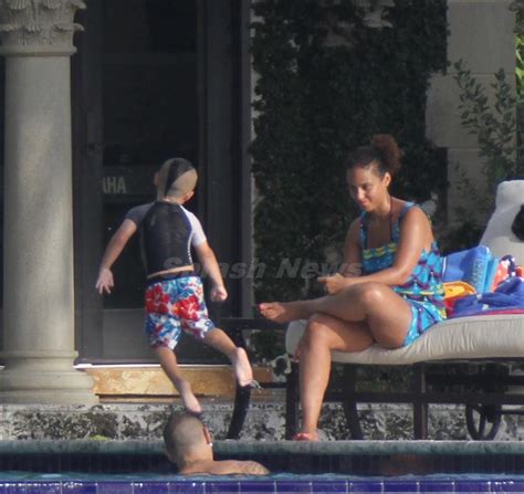 Naked Alicia Keys Added 07192016 By Bot