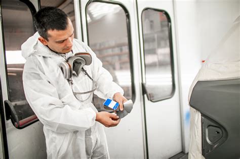 페인팅 부스의 자동차 부품에 대 한 샘플 세트를 사용 하 여 페인트와 일치 하는 자동차 색도계 색상 그림 그리기에 대한 스톡 사진 및 기타 이미지 Istock