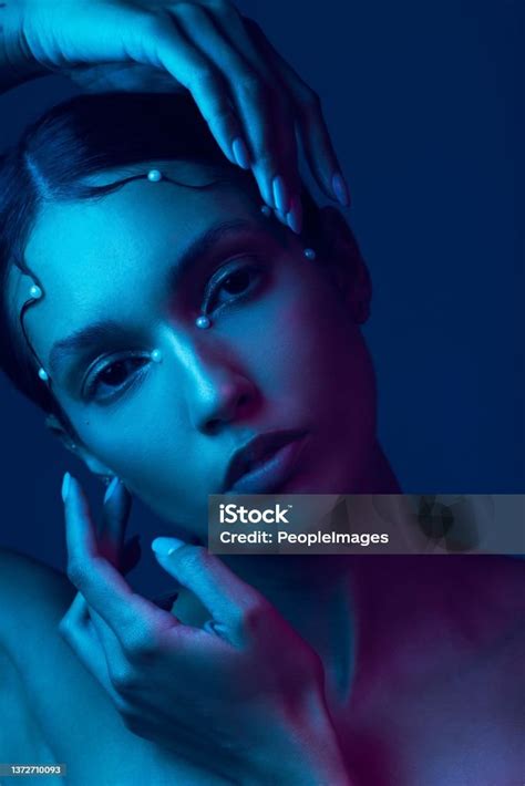 파란 배경에 스튜디오에서 포즈를 취하는 매력적인 젊은 여성의 자른 초상화 메이크업 화장품에 대한 스톡 사진 및 기타 이미지 메이크업 화장품 20 29세 25 29세