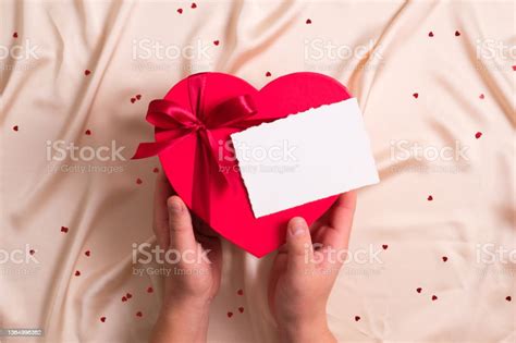 남자의 손은 실크 배경 위에 사탕과 빈 카드가있는 하트 모양의 상자를 잡고 있습니다 해피 발렌타인 데이 컨셉 하트 모양에 대한 스톡 사진 및 기타 이미지 Istock