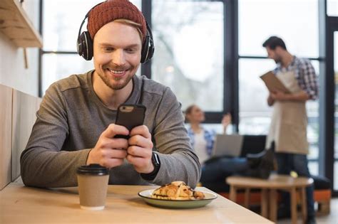 Delighted Babe Man Using His Gadget Referencias