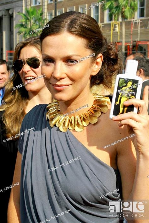 Anna Friel At The Premiere Of Universal Pictures Land Of The Lost Held At The Grauman S Chinese