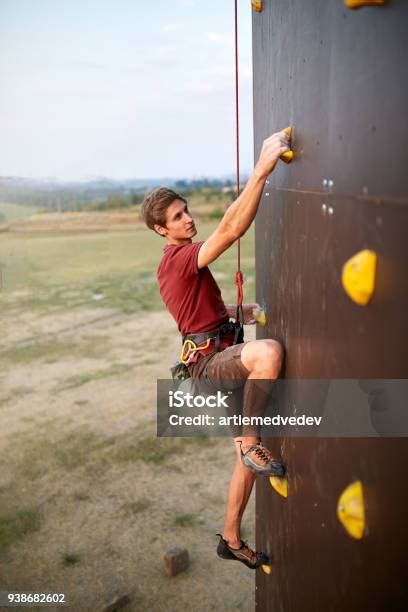 암벽 등반 인공 암벽 훈련 벽 야외에 체육관에서 연습 하는 스포티 한 남자 운동에 젊은 Talanted 산악인 남자 건강한 생활방식에 대한 스톡 사진 및 기타 이미지