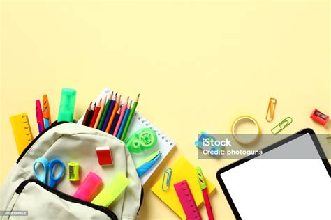 노란색 테이블에 화려한 학용품이있는 배낭 상단 전망 학교 개념으로 돌아 가기 0명에 대한 스톡 사진 및 기타 이미지 0명 개인 장식품 개체 그룹 Istock