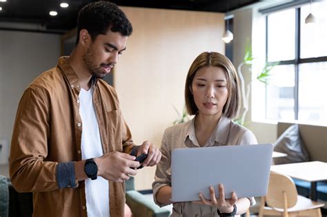 사무실에서 노트북과 스마트 폰을 사용하여 다양한 사업가와 사업가 25 29세에 대한 스톡 사진 및 기타 이미지 25 29세