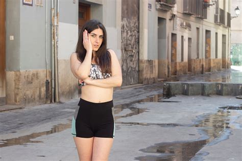 좌절 혼란 운동 선수 젊은 여성 모델은 감정적으로 포즈 교차 팔로 서 얼굴에 한 손을 잡고 카메라에 직접 성가신 찾고 도시에서 짧은 검은 스타킹 Dar 거리에 대한 스톡