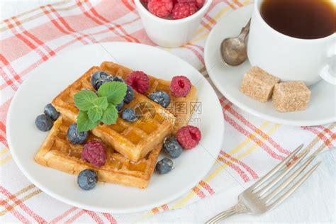 美味的早餐甜华芙饼草莓蓝和一杯咖啡放在餐巾纸上的高清图片下载 正版图片303302695 摄图网
