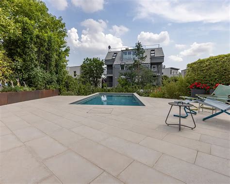 Projekt Pool Mit Holzterrasse Stein Und Gartendesign Pflasterungs Gmbh