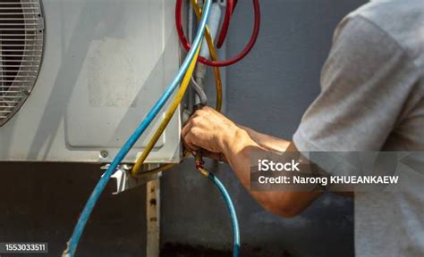 에어컨의 렌치를 사용하여 수리하는 전기 기사의 손 기술자가 냉기 공기 압축기를 점검하고 있습니다 건설 산업에 대한 스톡 사진 및 기타 이미지 Istock