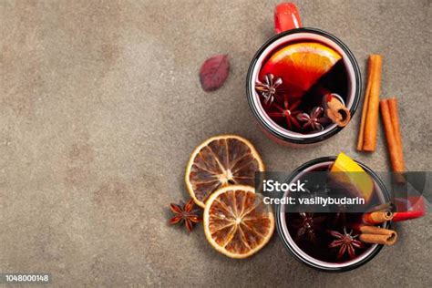 크리스마스의 두 컵 Mulled 와인 또는 Gluhwein 향신료와 오렌지 슬라이스 시골풍 테이블 상단 보기에 겨울 휴가에 전통적인 음료입니다 복사 공간 평면도 글뢰그에