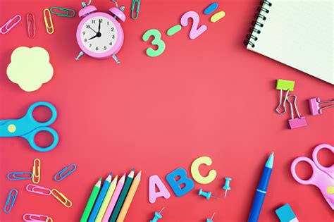 학교와 문구는 빨간색 바탕에 흩어져 있습니다 센터에서는 비문 또는 텍스트에 대 한 빈 공간입니다 0명에 대한 스톡 사진 및 기타 이미지 Istock