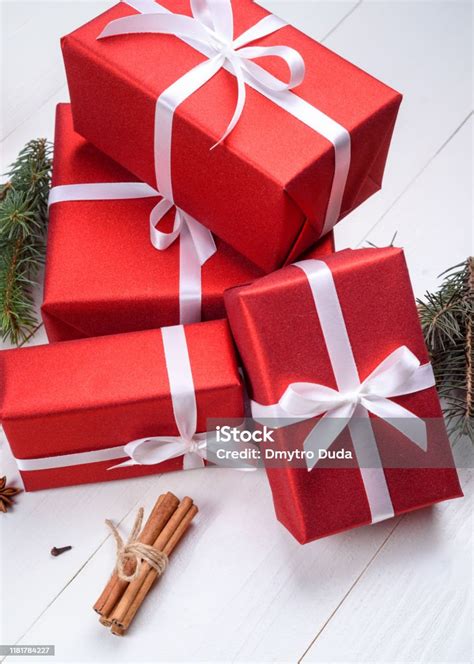 빨간 선물 상자 전나무 나무 가지 소나무 콘 계피 스틱과 별 아니스와 크리스마스 배경 흰색 나무 배경에 빨간 크리스마스 선물 상자입니다 휴일 인사말 카드 0명에 대한 스톡