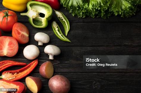 건강한 음식 검은 나무 배경에 야채 맨 위 보기입니다 공간을 복사합니다 건강한 생활방식에 대한 스톡 사진 및 기타 이미지 건강한 생활방식 건강한 식생활 고추류