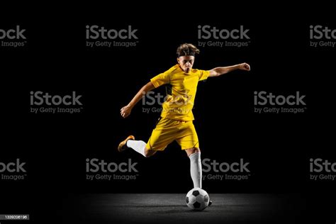 젊은 남자의 전체 길이 초상화 검은 배경에 고립 된 남성 축구 선수 훈련 16 17 살에 대한 스톡 사진 및 기타 이미지 16 17 살 개념 건강한 생활방식 Istock