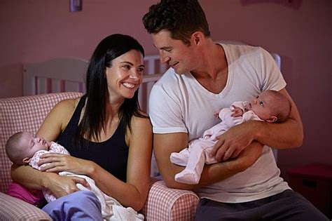 웃는 쌍둥이 조산아 아시아 아기 누워서 웃는 아시아 쌍둥이 아기 고화질 사진 사진 웃다 배경 일러스트 및 사진 무료 다운로드 Pngtree