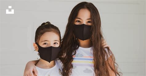 검은 고글을 쓴 흰색 꽃 셔츠를 입은 여자 사진 Unsplash의 무료 자녀 이미지