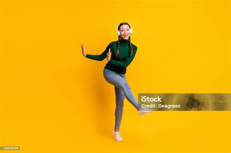밝은 노란색 색상 배경에 고립 된 재미 춤을 데 사랑스러운 쾌활한 소녀 청취 음악의 전체 길이 몸 크기 보기 노란색 배경에 대한 스톡 사진 및 기타 이미지 Istock