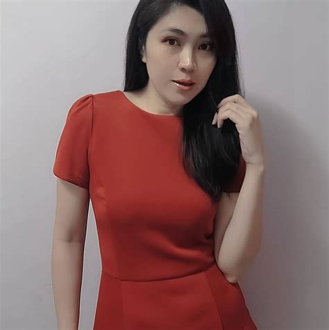 一颗新鲜的草莓靠近发霉的草莓，最终也难逃变质。人与圈子也是如此，和什么样的人同行，就会走向什么样的未来。 Susan Chin