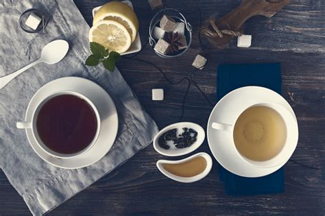 레몬 민트 잎과 말린 차 잎 꿀 나무 소박한 테이블에 지팡이와 흰 설탕 큐브와 검은 색과 녹차 의 두 컵 맨 위 보기 0명에 대한 스톡 사진 및 기타 이미지 Istock