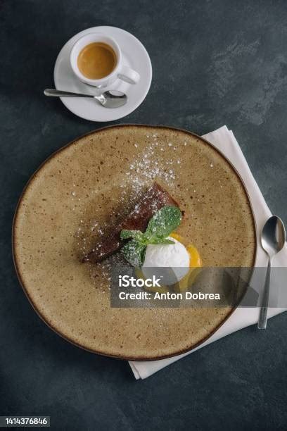 접시에 아이스크림과 바닐라 파우더가 들어간 초콜릿 브라우니 갈색에 대한 스톡 사진 및 기타 이미지 갈색 견과 그릇 Istock