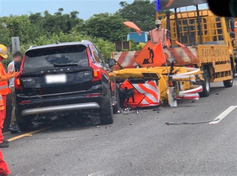國道高速追撞緩撞車轎車車頭撞爛變形 駕駛命大輕傷 Mobile01