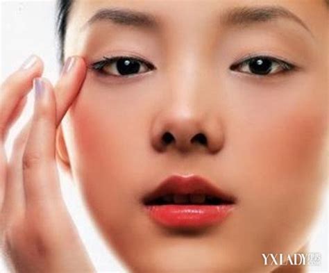 图眼袋怎么消除简单方法介绍 超简单实用的去眼袋小妙招 眼袋怎么消除简单方法 伊秀美容网 yxlady