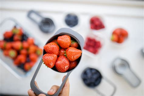 더 많은 열매 위에 딸기로 가득 찬 측정 컵을 들고있는 여성 손 건강한 생활방식에 대한 스톡 사진 및 기타 이미지 건강한 생활방식 건강한 식생활 계량컵 Istock