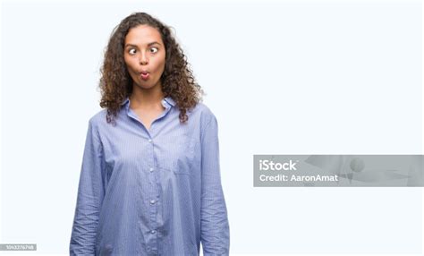 젊은 히스패닉 비즈니스 여자 만드는 물고기 얼굴 입술 고 우 스 꽝 스러운 제스처 재미 있는 식입니다 곱슬 머리에 대한 스톡 사진 및 기타 이미지 Istock