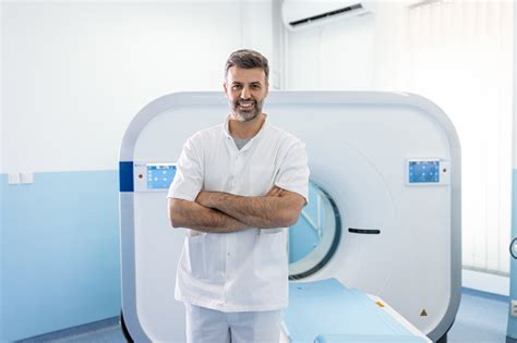 자기 공명 영상 또는 현대 병원의 컴퓨터 단층 촬영실에서 자신감 있는 남성 의사 종양학 Cat 스캔에 대한 스톡 사진 및 기타