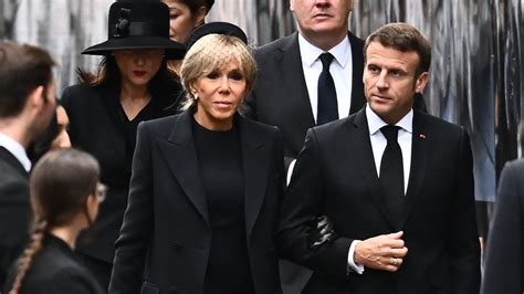 Emmanuel Et Brigitte Macron Ont Bien Emprunté Le Bus Des Dirigeants Pour Se Rendre à Labbaye De
