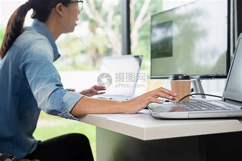 从事软件开发和编码技术的程序员网站设高清图片下载 正版图片505736742 摄图网