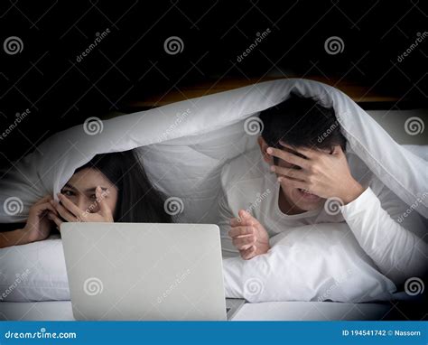 Aziatisch Schattig Jong Koppel Dat Onder De Deken Op Zijn Bed Ligt Geniet Van Het Bekijken Van