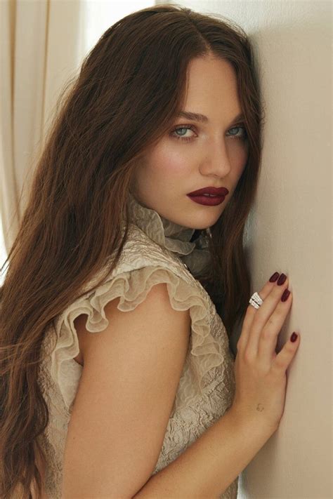 Maddie Ziegler And Paige Hyland Signature Pose