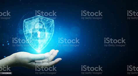 보호 네트워크 사이버 보안 컴퓨터와 안전한 데이터 개념 방패 보호 아이콘을 들고 사업가 화이트 칼라 범죄에 대한 스톡 사진 및
