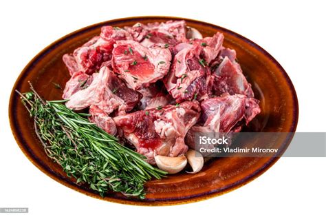 굴라시를 위해 깍둑썰기한 생 양고기 고기나 소박한 접시에 뼈가 있는 스튜 고품질 격리 흰색 배경입니다 검은색에 대한 스톡 사진 및 기타 이미지 Istock