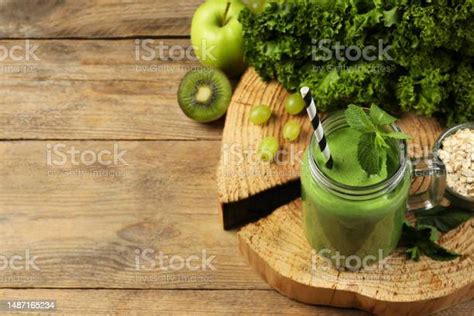 신선한 녹색 스무디와 나무 테이블에 있는 재료 텍스트를 위한 공간이 담긴 메이슨 항아리 0명에 대한 스톡 사진 및 기타 이미지 0명 건강한 생활방식 건강한 식생활