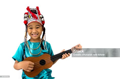 소년의 카 렌에 나무의 자에 기타를 연주 고립 된 흰색 배경 가수에 대한 스톡 사진 및 기타 이미지 가수 갈색 교육 Istock