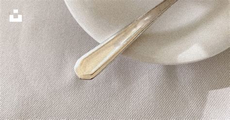 흰색 접시 위에 앉아 커피 한 잔 사진 Unsplash의 무료 갈색 이미지