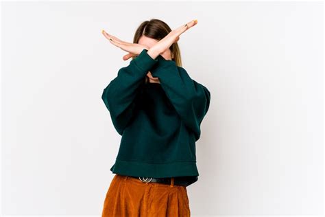 Junge Kaukasische Frau Lokalisiert Auf Wei Das Zwei Arme Verschr Nkt H Lt