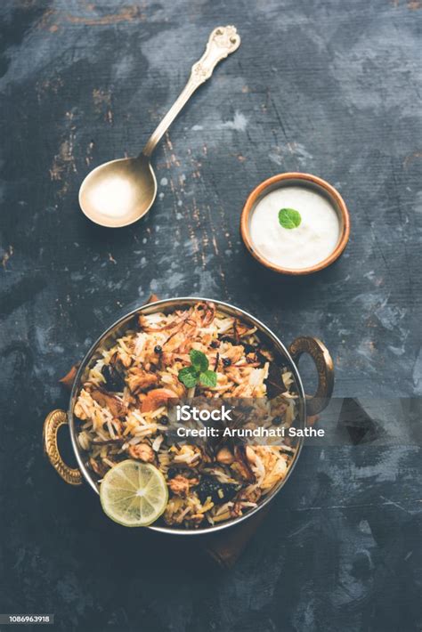 Keema 또는 Kheema Biryani향기와 매운 다진된 양고기 또는 염소 나 닭 요리 Basmati 쌀과 향기로운 향미료의 범위에 두 부와 Karahi에서 제공 됩니다