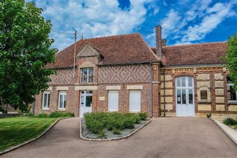 Les Bordes Aumont Lart Est Dans Le Pré