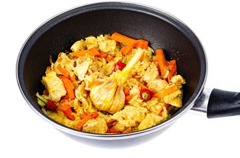 필라프 흰 배경에 프라이팬에 고기와 야채와 쌀 스튜디오 사진 고기에 대한 스톡 사진 및 기타 이미지 고기 그릇 당근